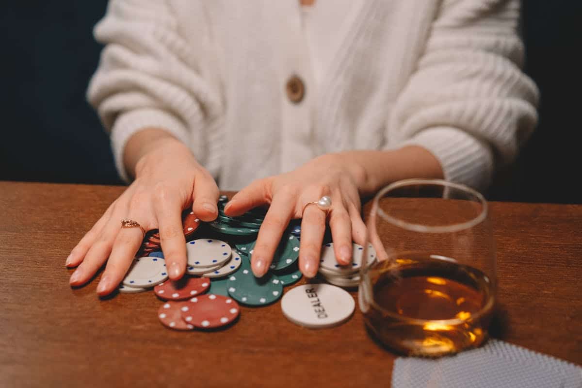 Kako Se Igra Russian Poker: Osnovna Pravila Ruske Varijante